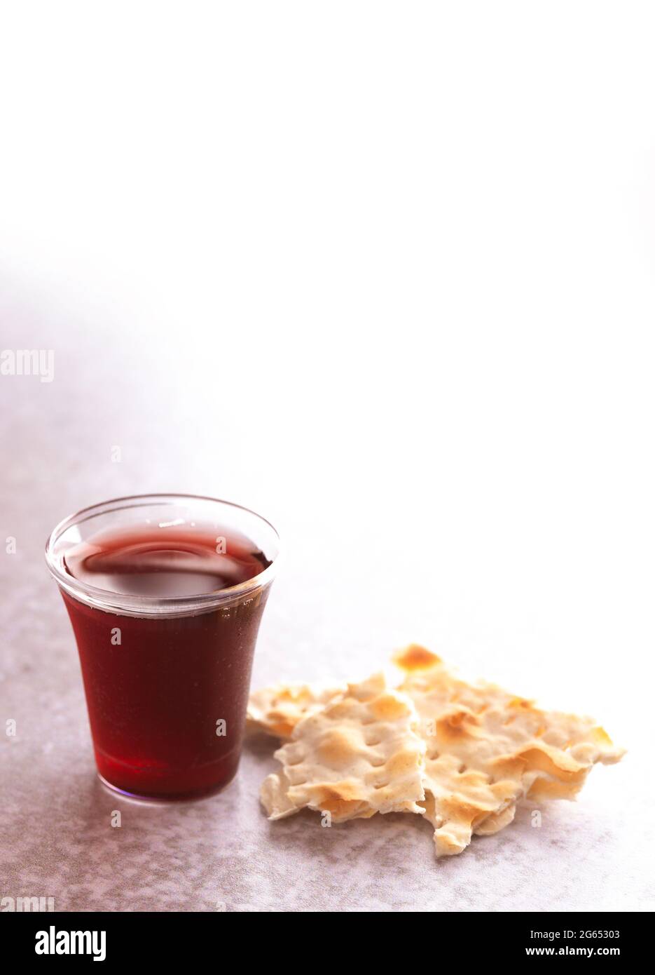 Single eucharist hi-res stock photography and images - Alamy