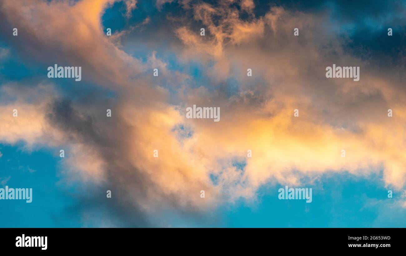 Golden clouds hi-res stock photography and images - Alamy