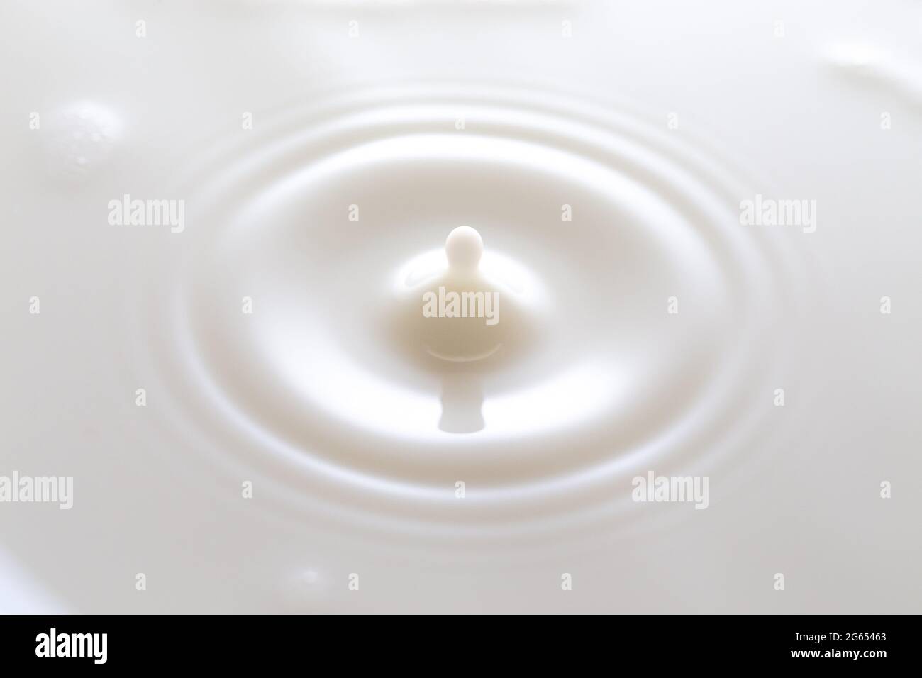 A Simple Drop of Milk into a Bowl of Milk Stock Photo - Alamy