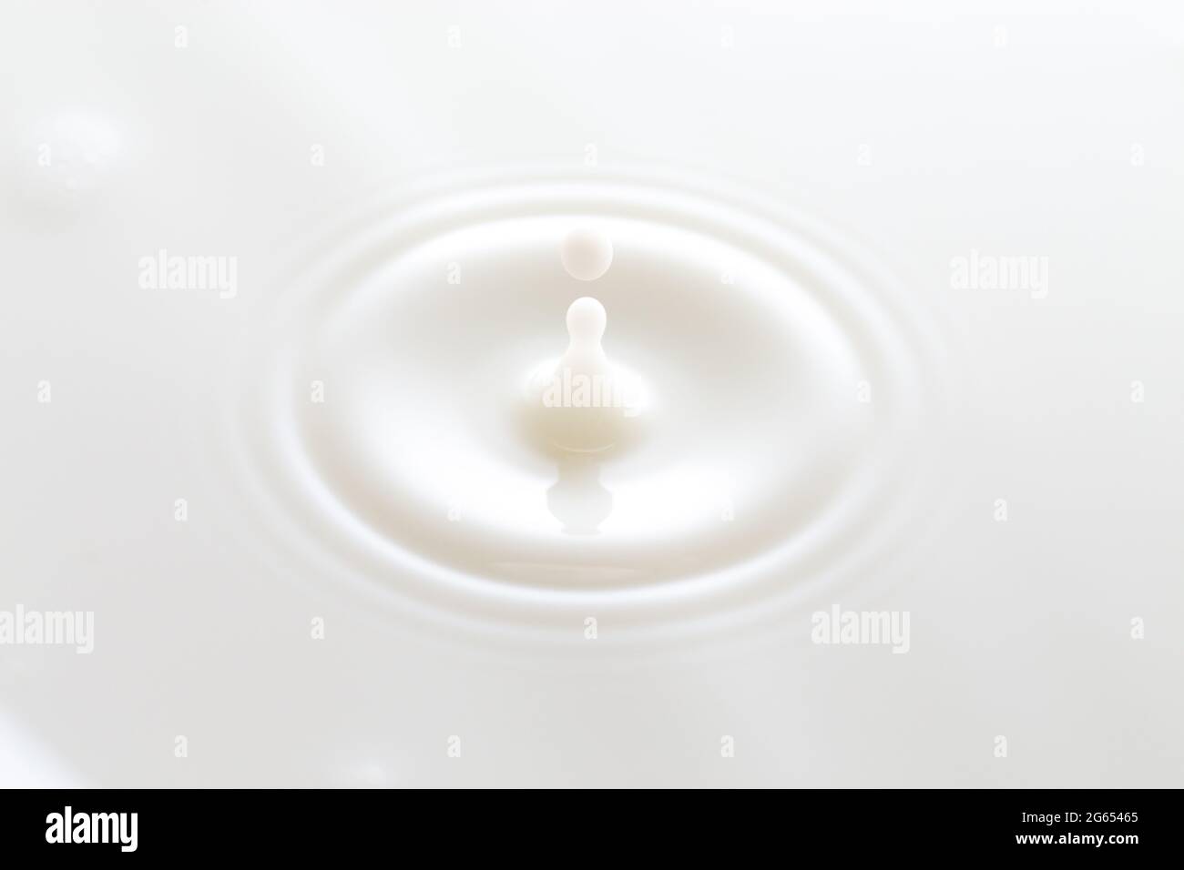 A Simple Drop of Milk into a Bowl of Milk Stock Photo - Alamy