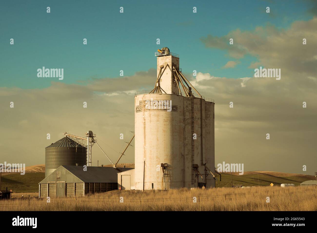 Grain elevator and wheat field hi-res stock photography and images - Alamy