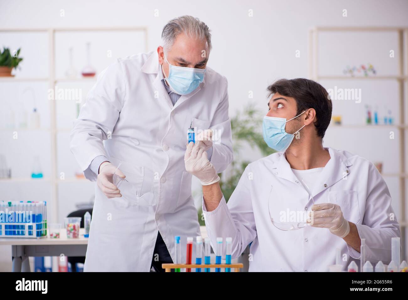 Two chemists in drugs synthesis concept at the lab Stock Photo - Alamy