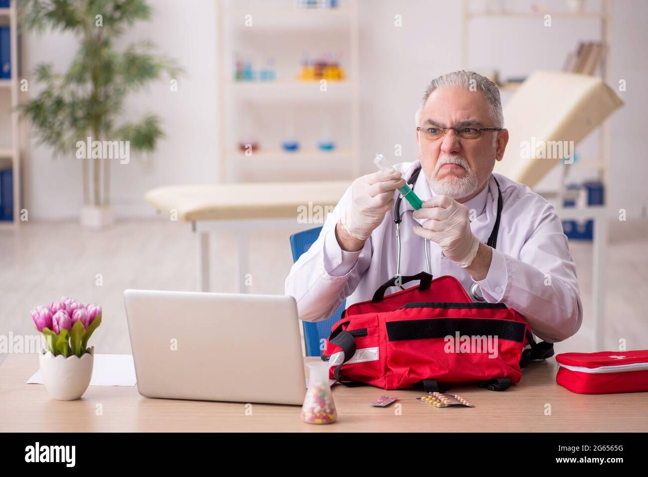 Paramedic angry hi-res stock photography and images - Alamy