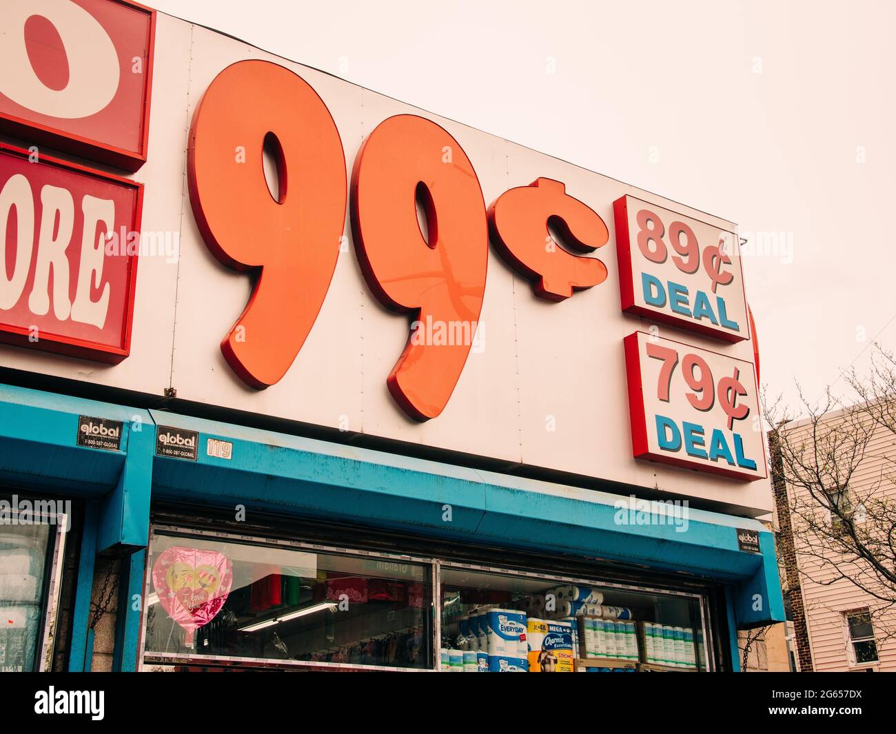 99 cent store sign hi-res stock photography and images - Alamy