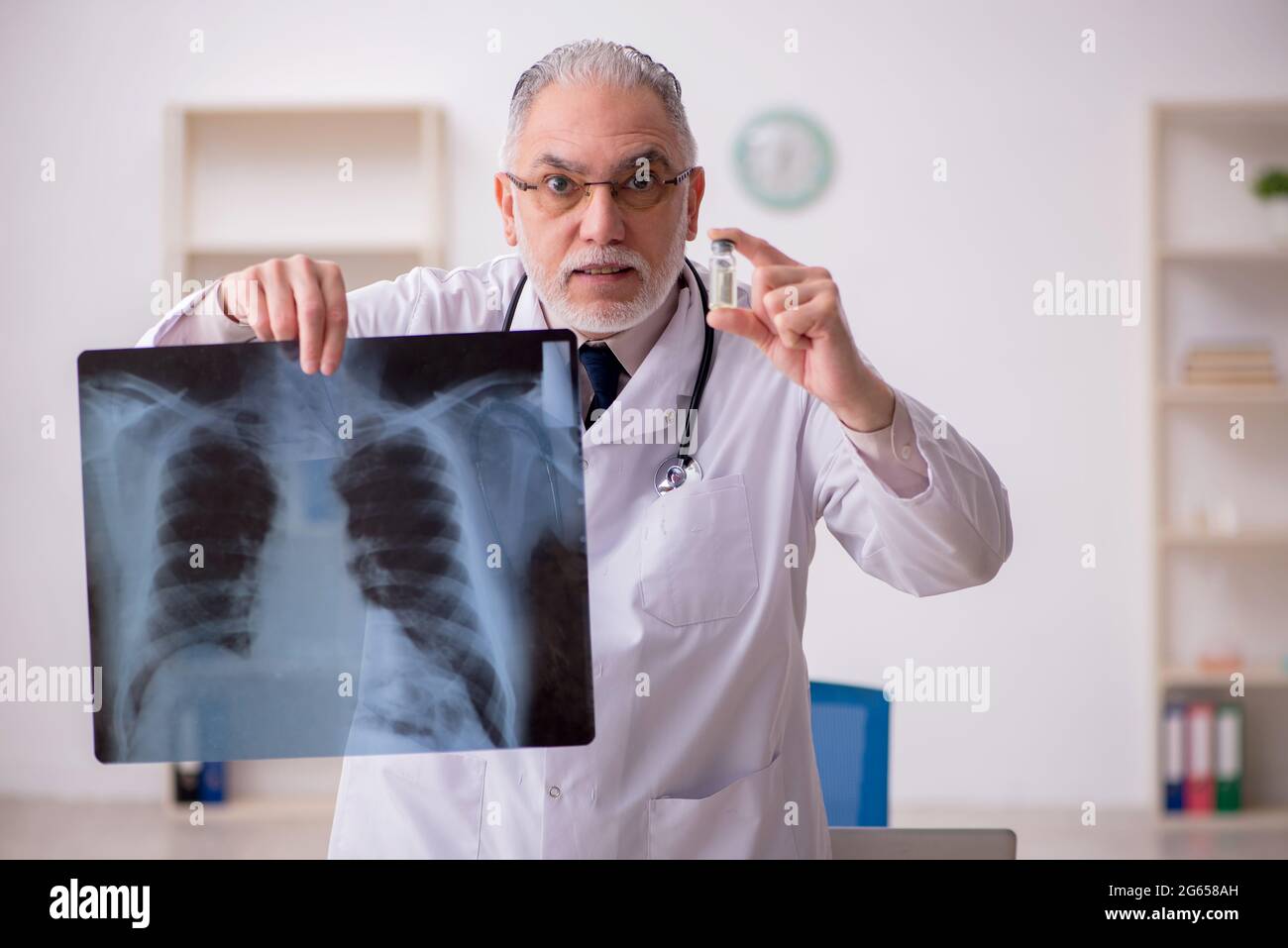 Old male doctor radiologist working at the hospital Stock Photo - Alamy