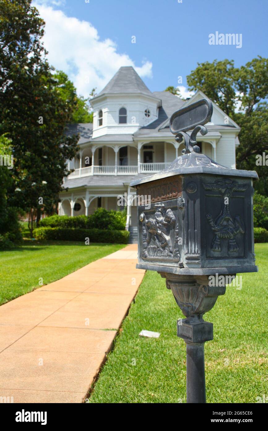 Antique mailbox hi-res stock photography and images - Alamy