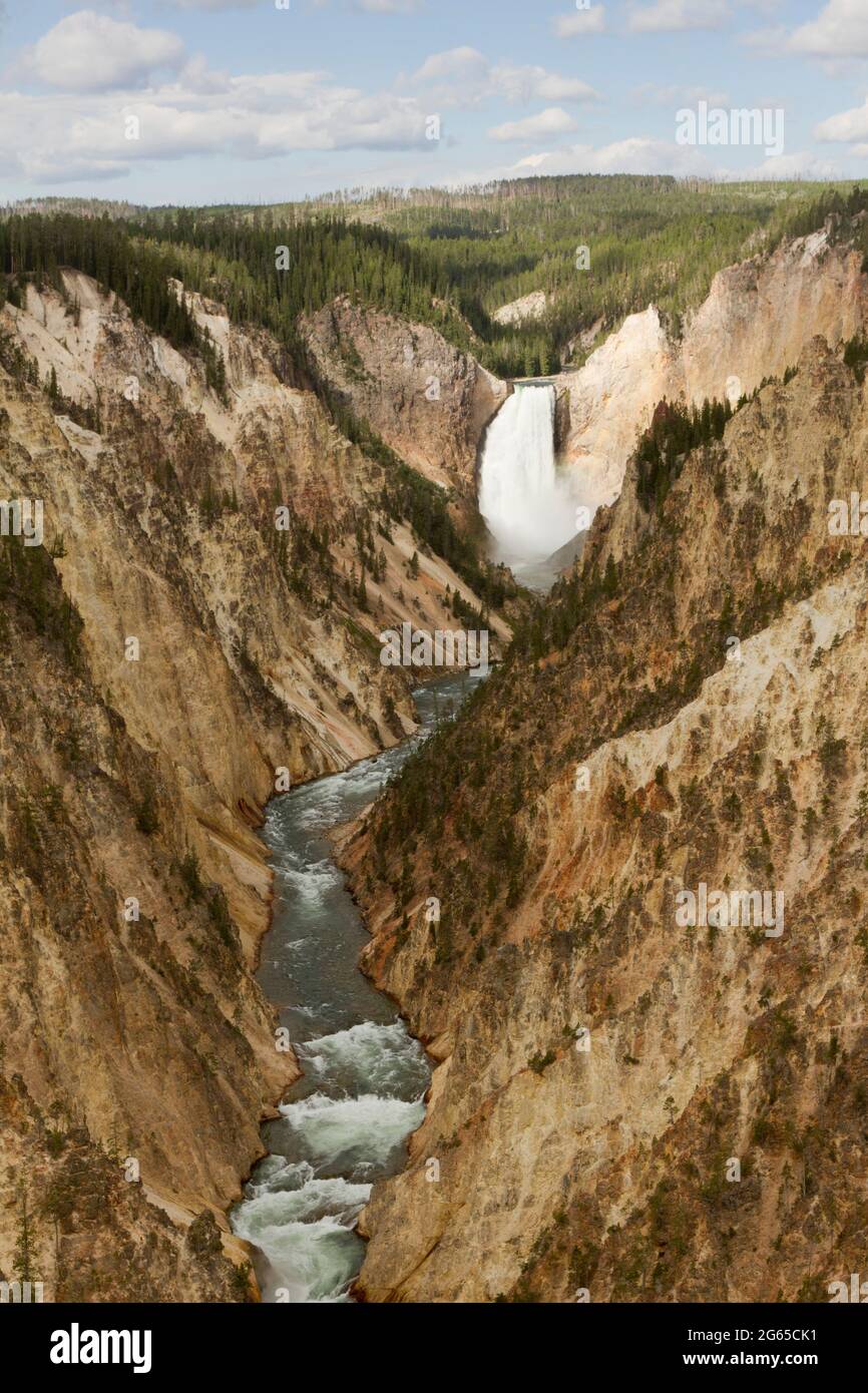 The Yellowstone River flows into the Grand Canyon of the Yellowstone ...