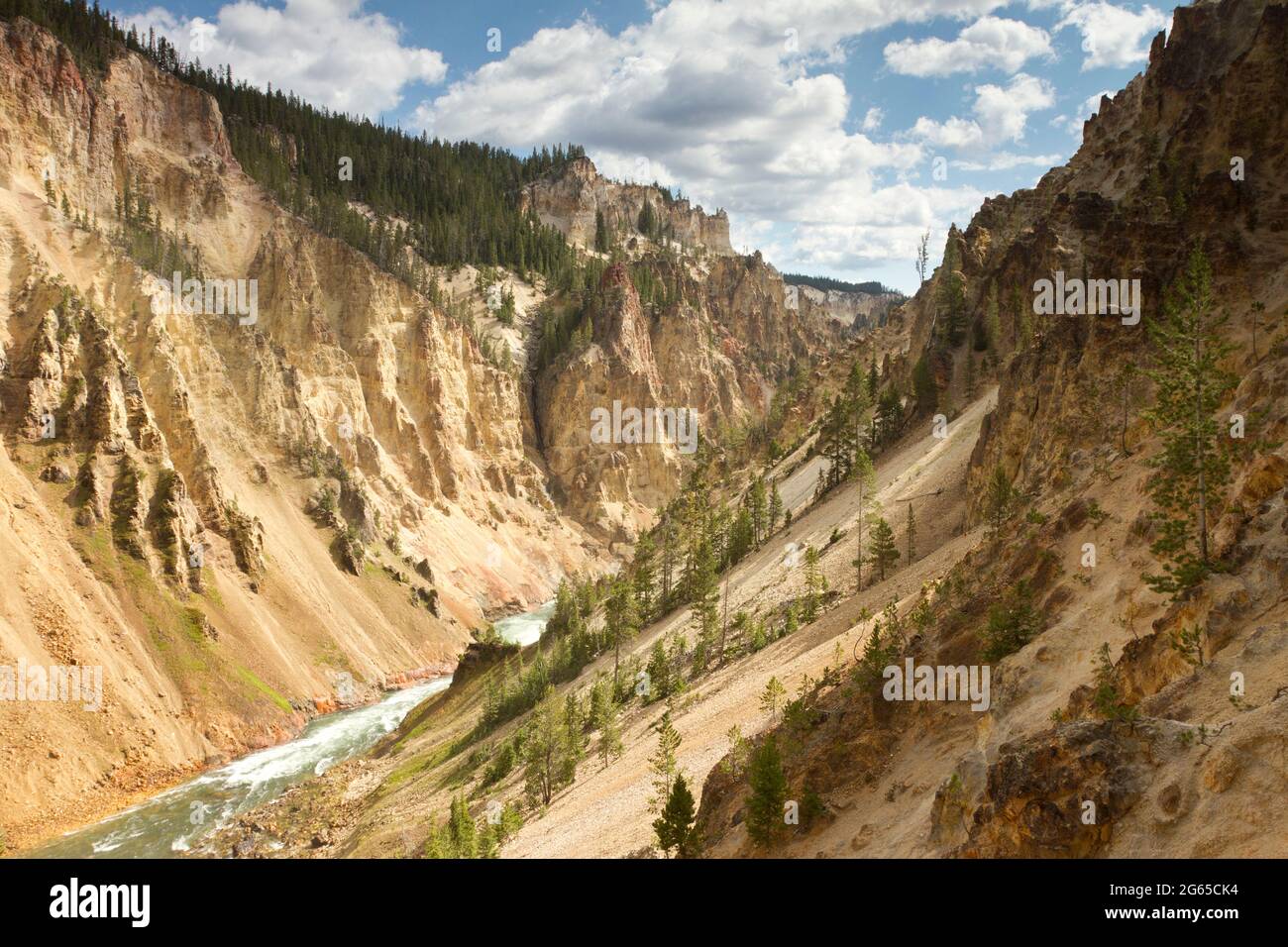 The Yellowstone River flows into the Grand Canyon of the Yellowstone ...
