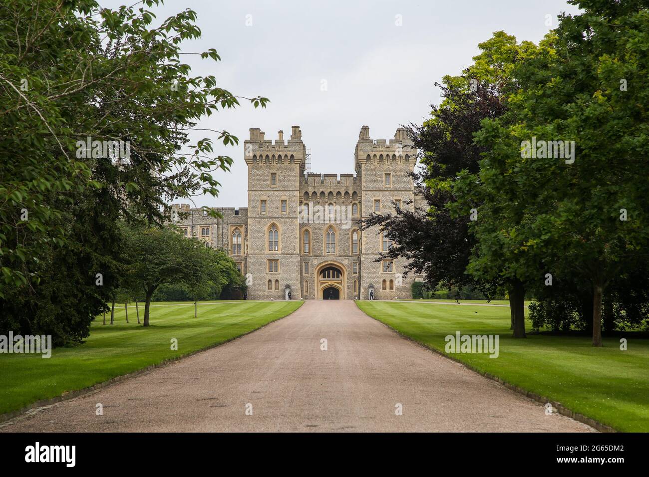 Queen elizabeth ii windsor castle exterior hi-res stock photography and ...