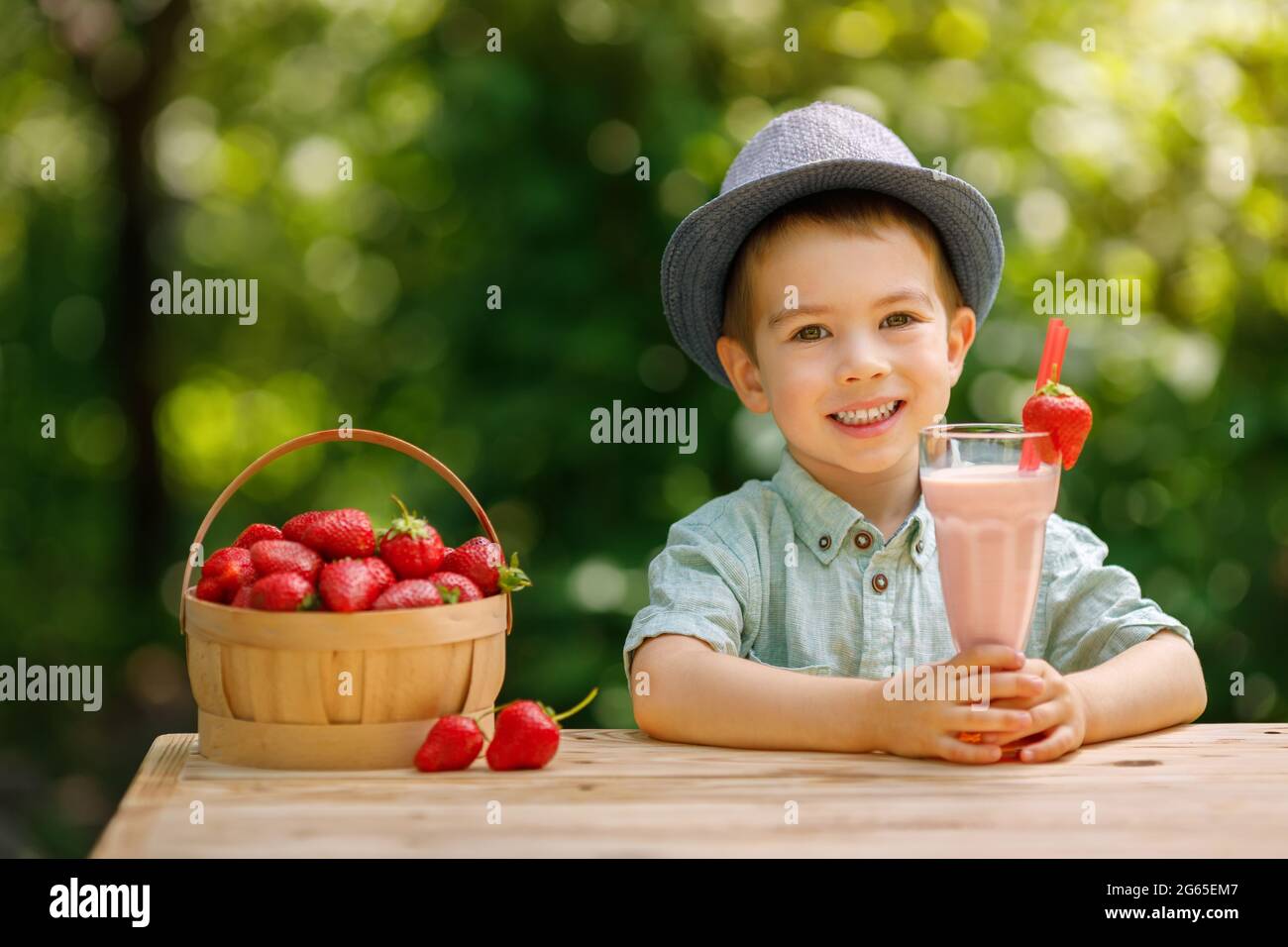 Glass of strawberry milkshake hi-res stock photography and images - Alamy
