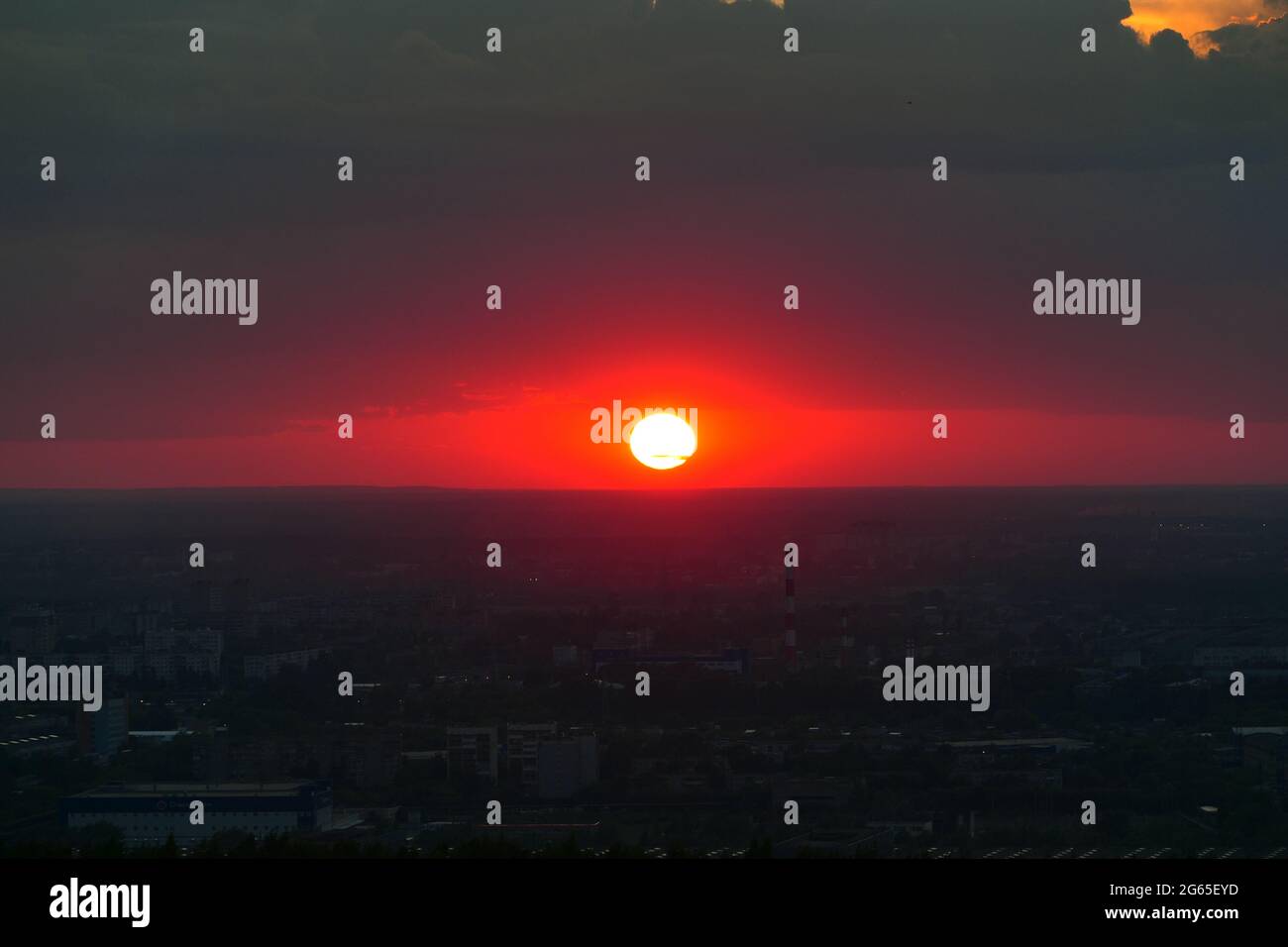 Red sun on the horizon hi-res stock photography and images - Alamy