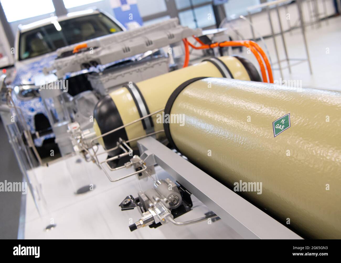 02 July 2021, Bavaria, Garching: The fuel cell system of a powertrain ...
