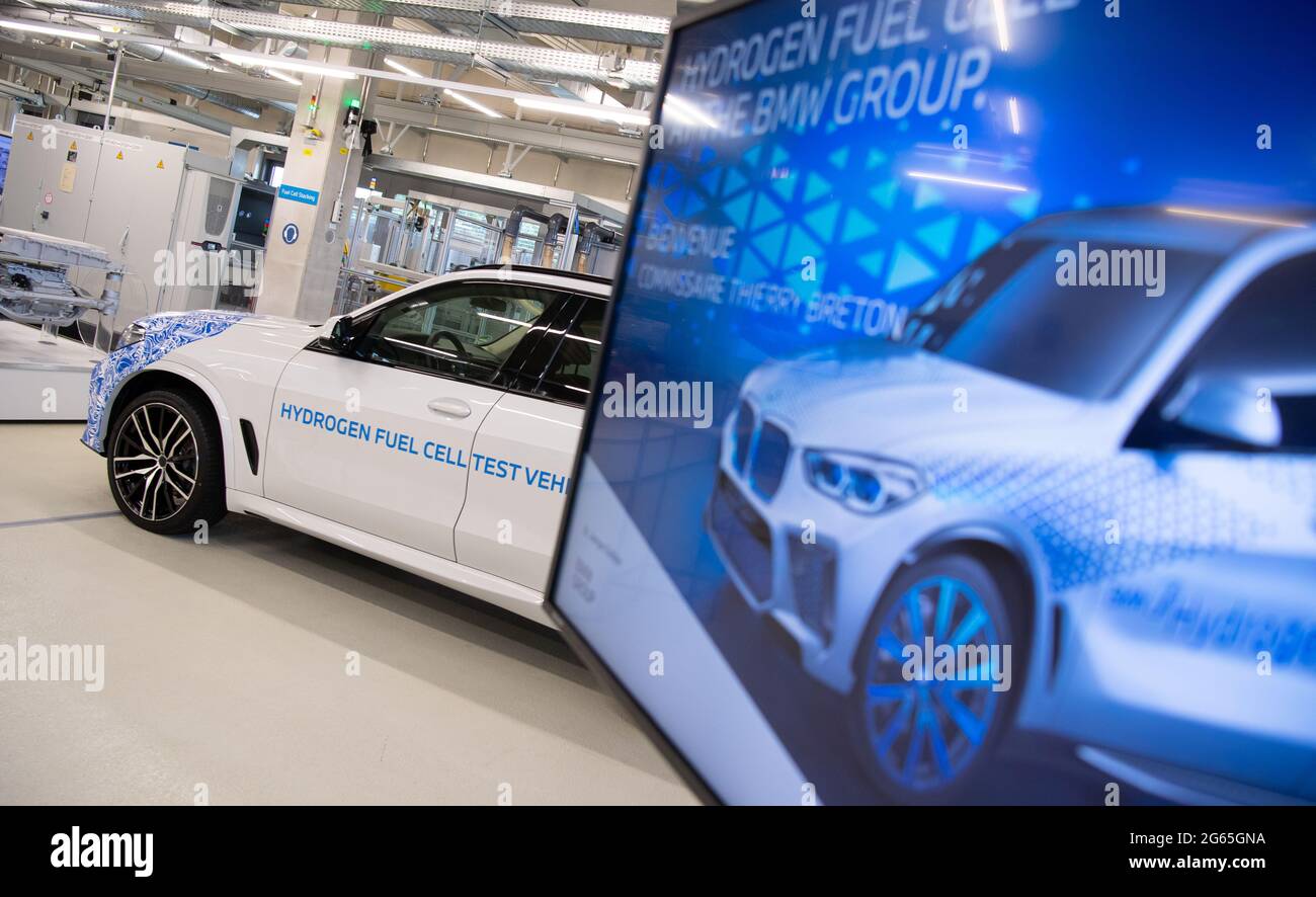 02 July 2021, Bavaria, Garching: A BMW X5 with fuel cell system is on ...