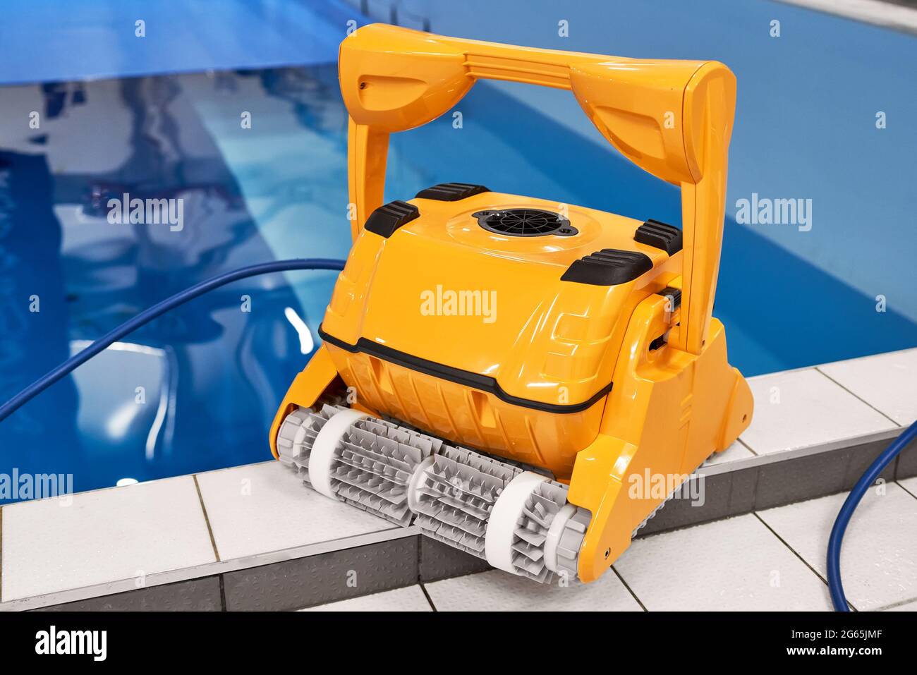 Pool cleaner hi-res stock photography and images - Alamy