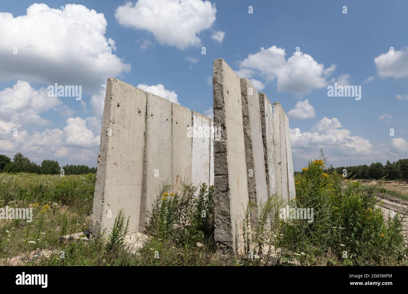 Old stone wall with damaged concrete base hi-res stock photography and ...