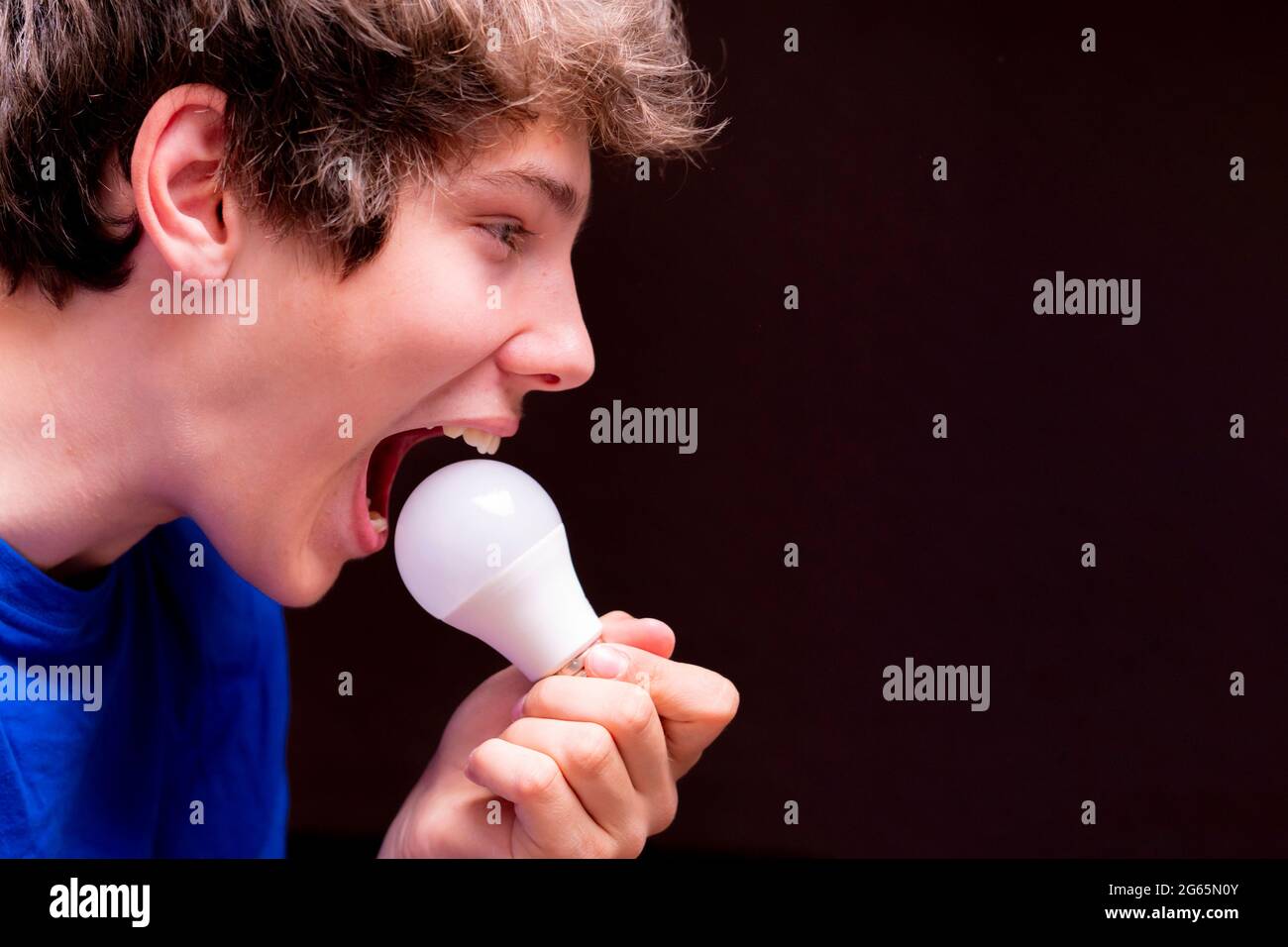 Light bulb looking funny hi-res stock photography and images - Alamy