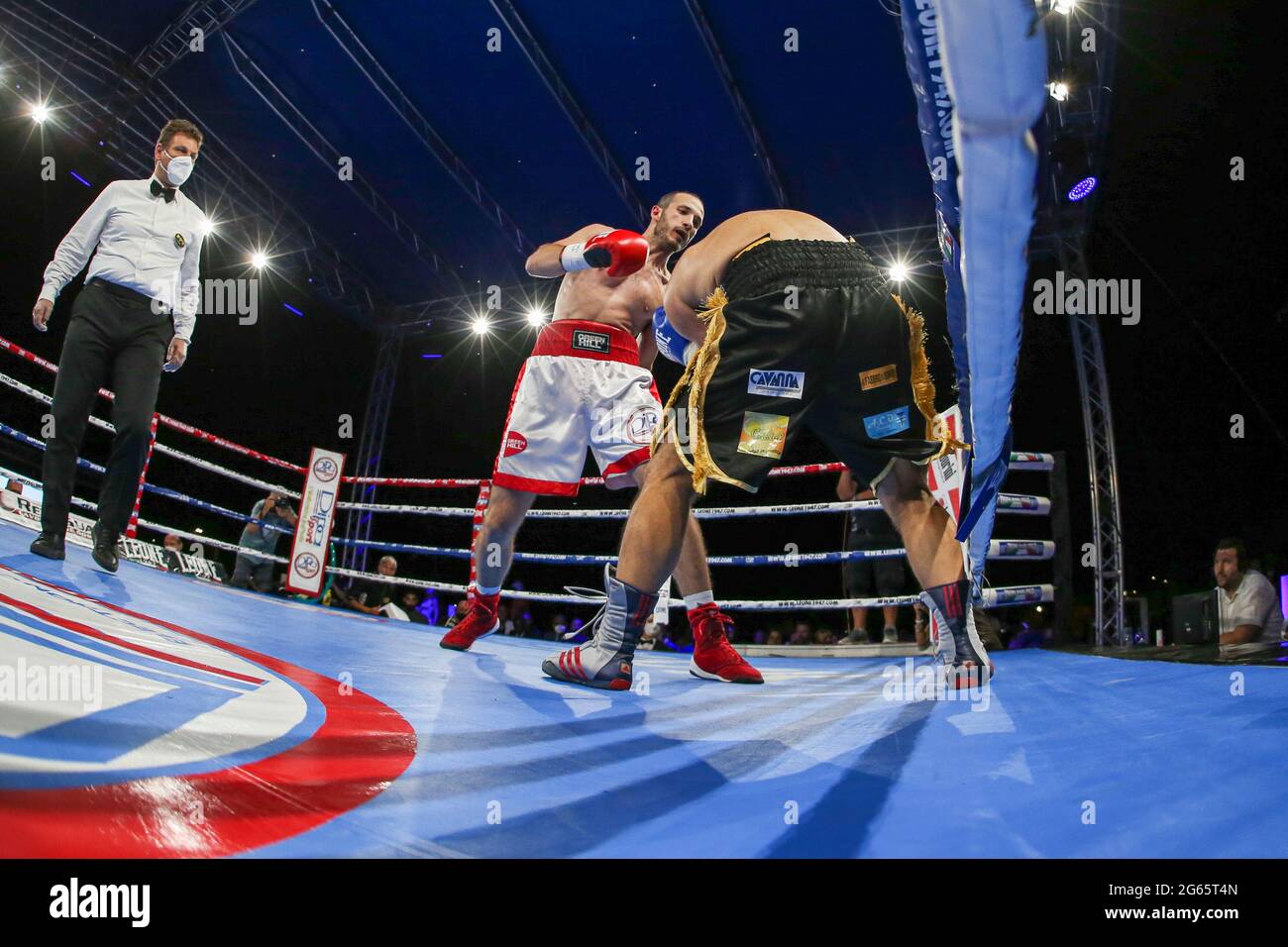 Light heavyweight boxing champions hi-res stock photography and images ...