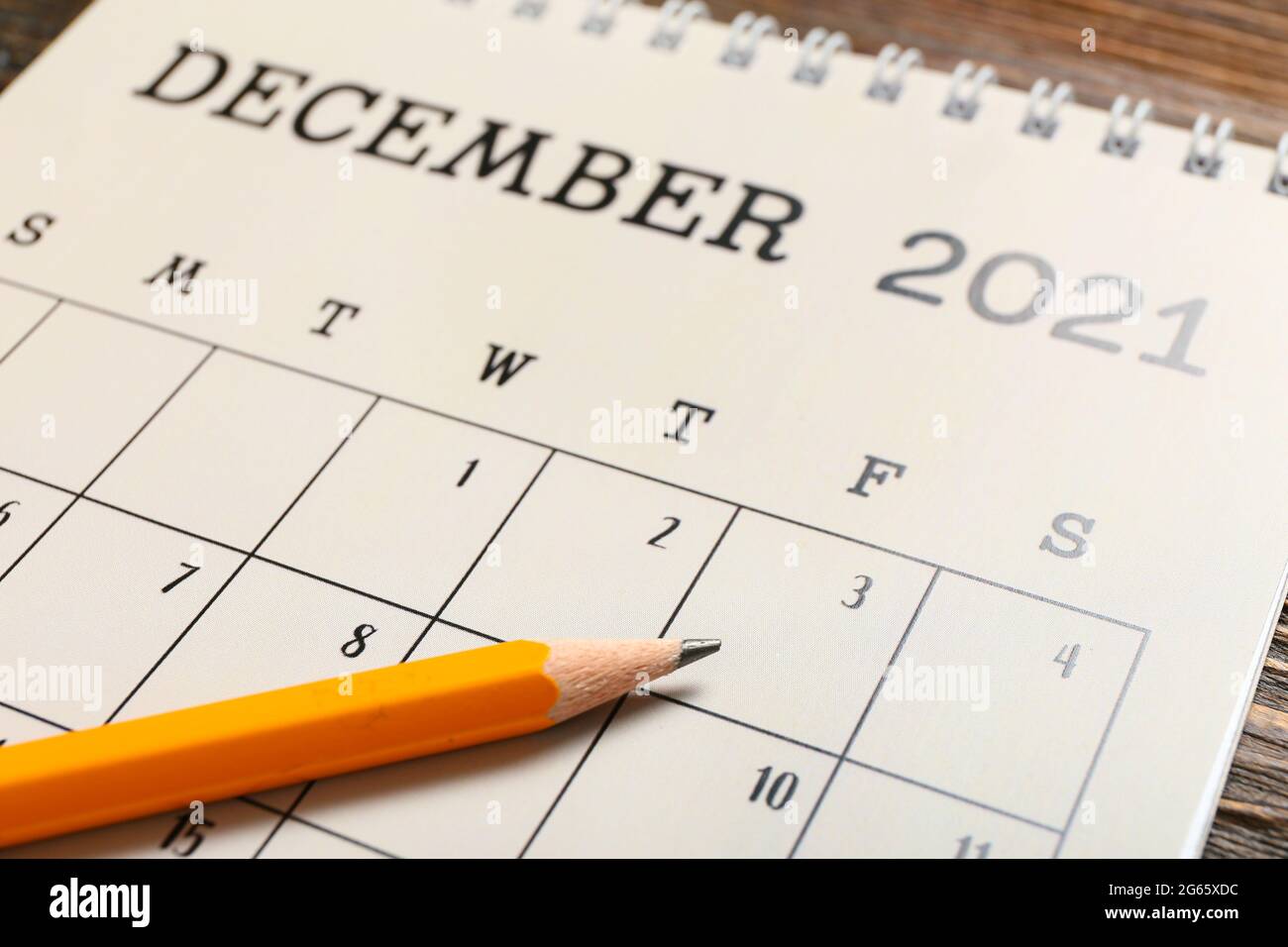 Flip paper calendar and pencil, closeup Stock Photo - Alamy