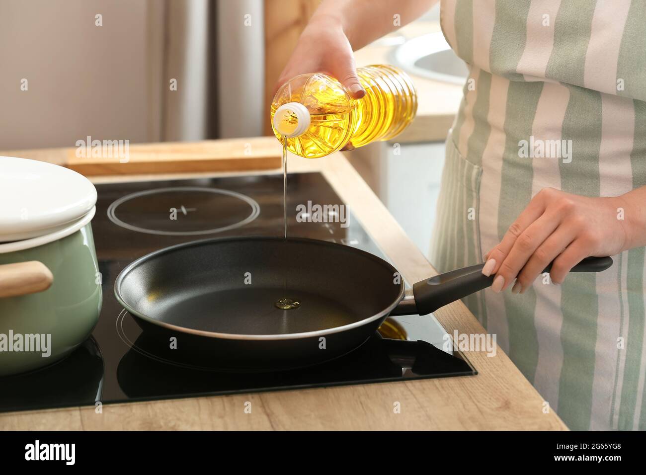Gourmet chef pouring sunflower oil hi-res stock photography and images ...