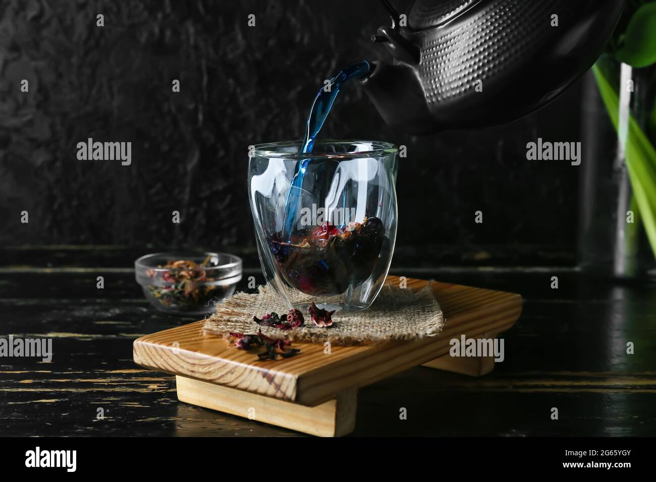 Pouring of hot tea in glass on dark background Stock Photo - Alamy