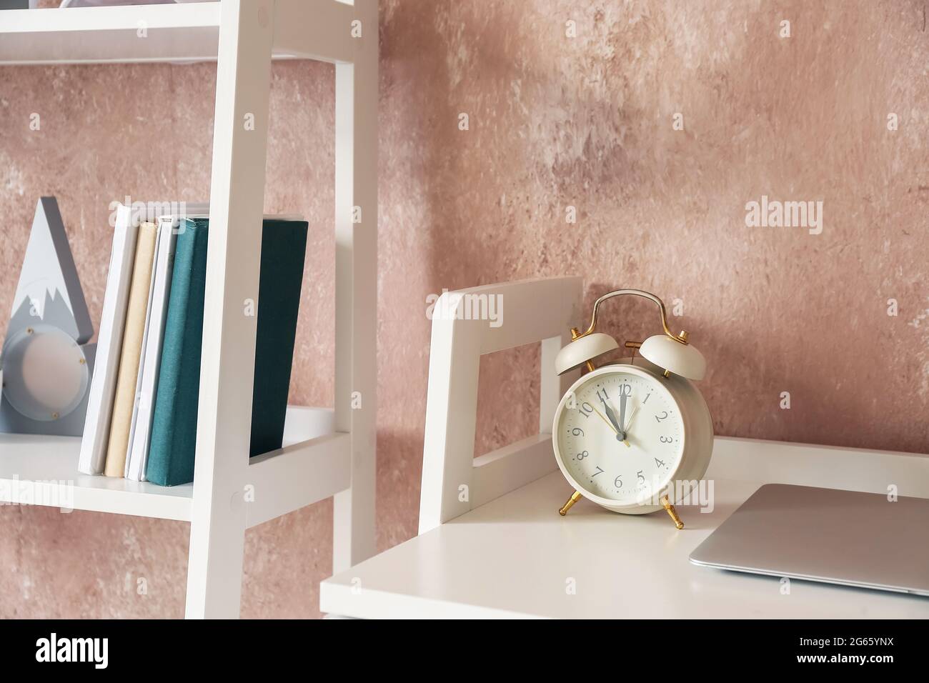 Book shelf alarm clock hi-res stock photography and images - Alamy