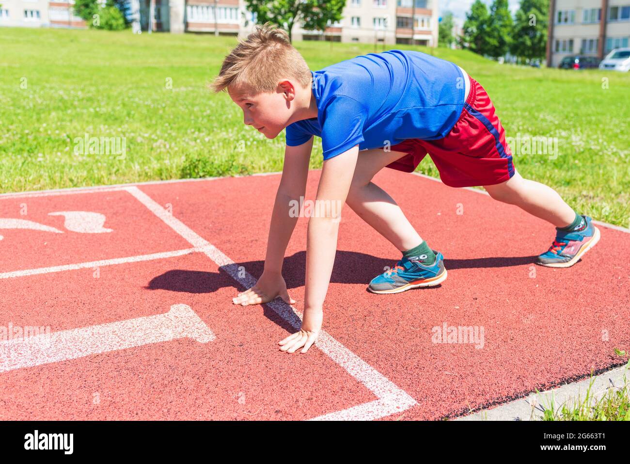Young child in run start position hi-res stock photography and images ...