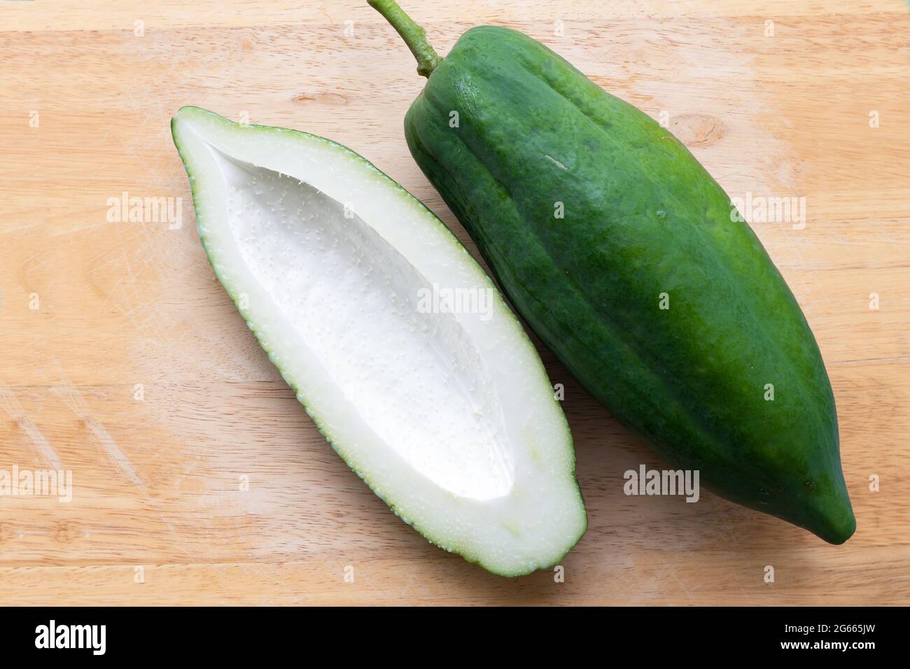 Papaya fruit cut and whole hi-res stock photography and images - Alamy