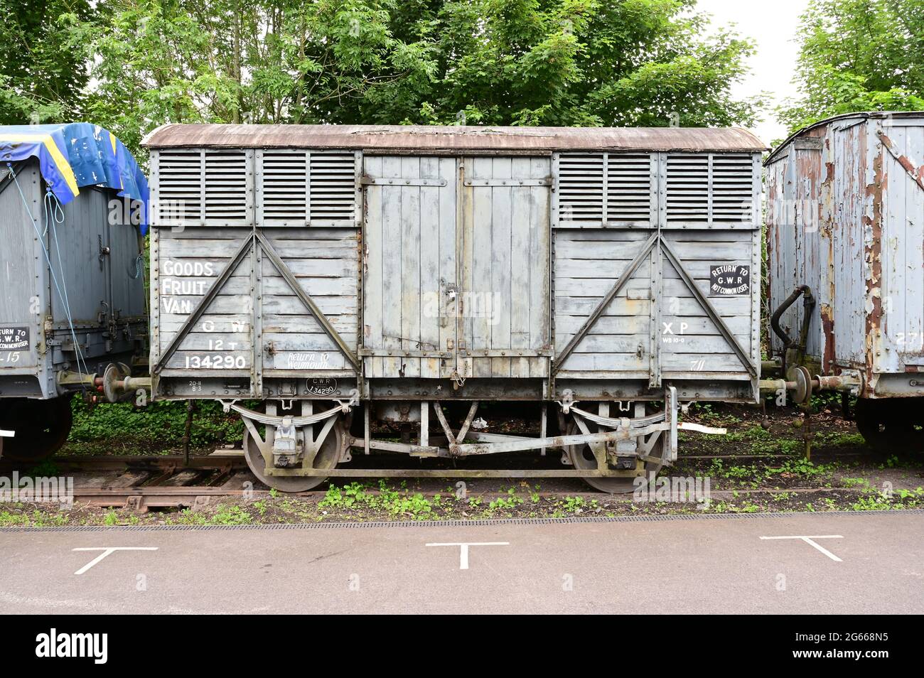 Rusty railway carriage roof hi-res stock photography and images - Alamy