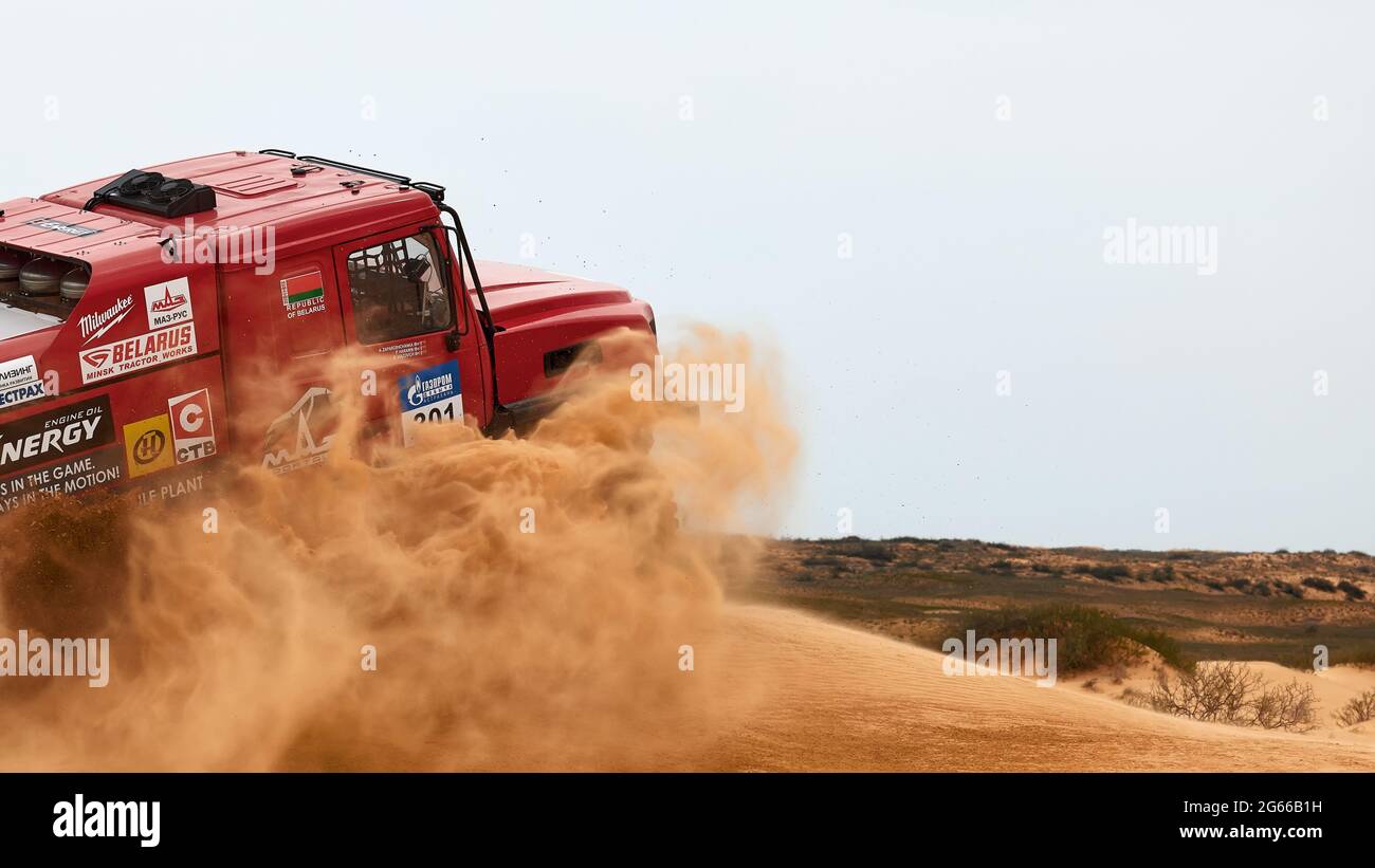 The rivalry between Kamaz and Maz at the rally. Sports truck KAMAZ gets ...
