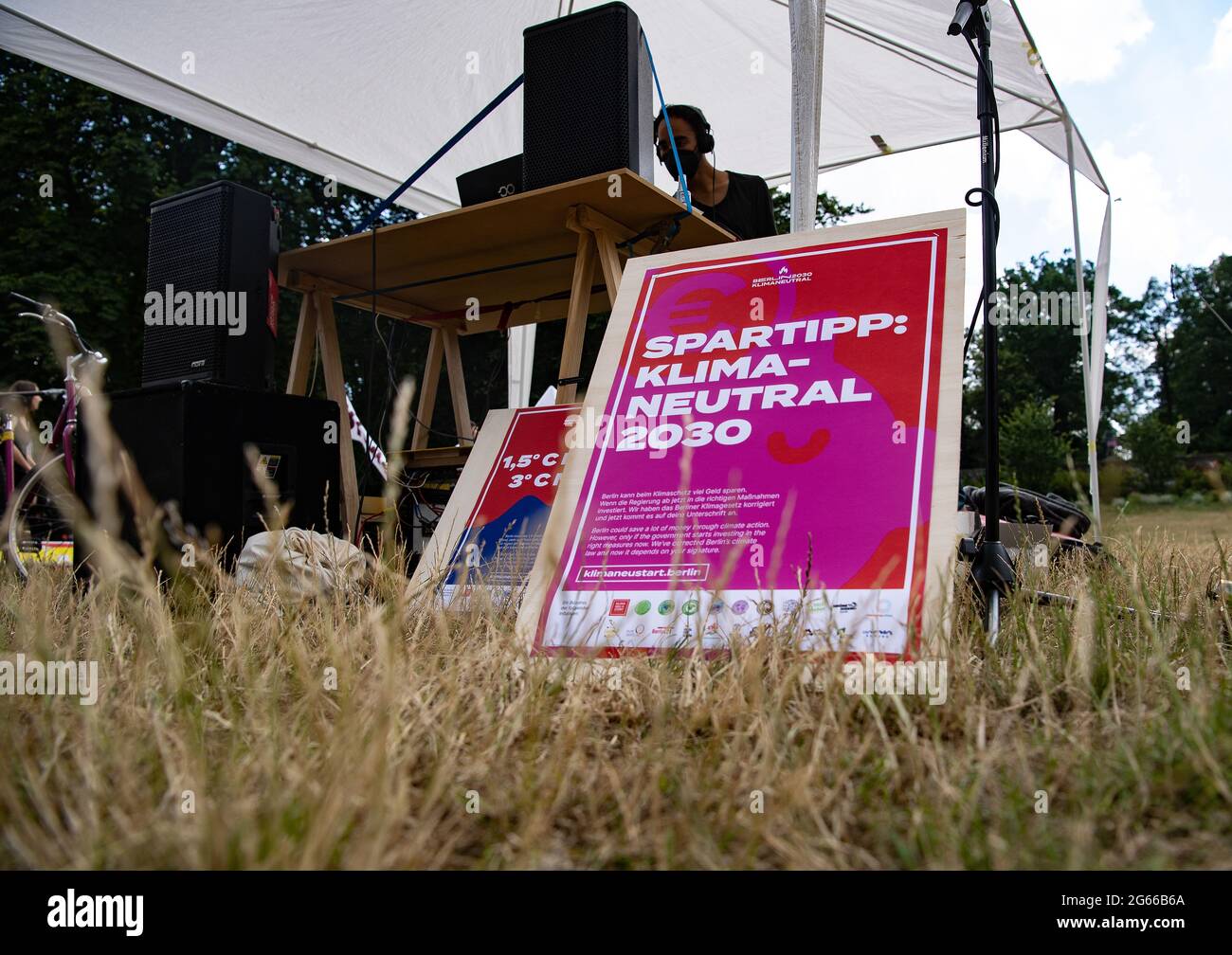 Make berlin climate neutral by 2030 poster hi-res stock photography and ...