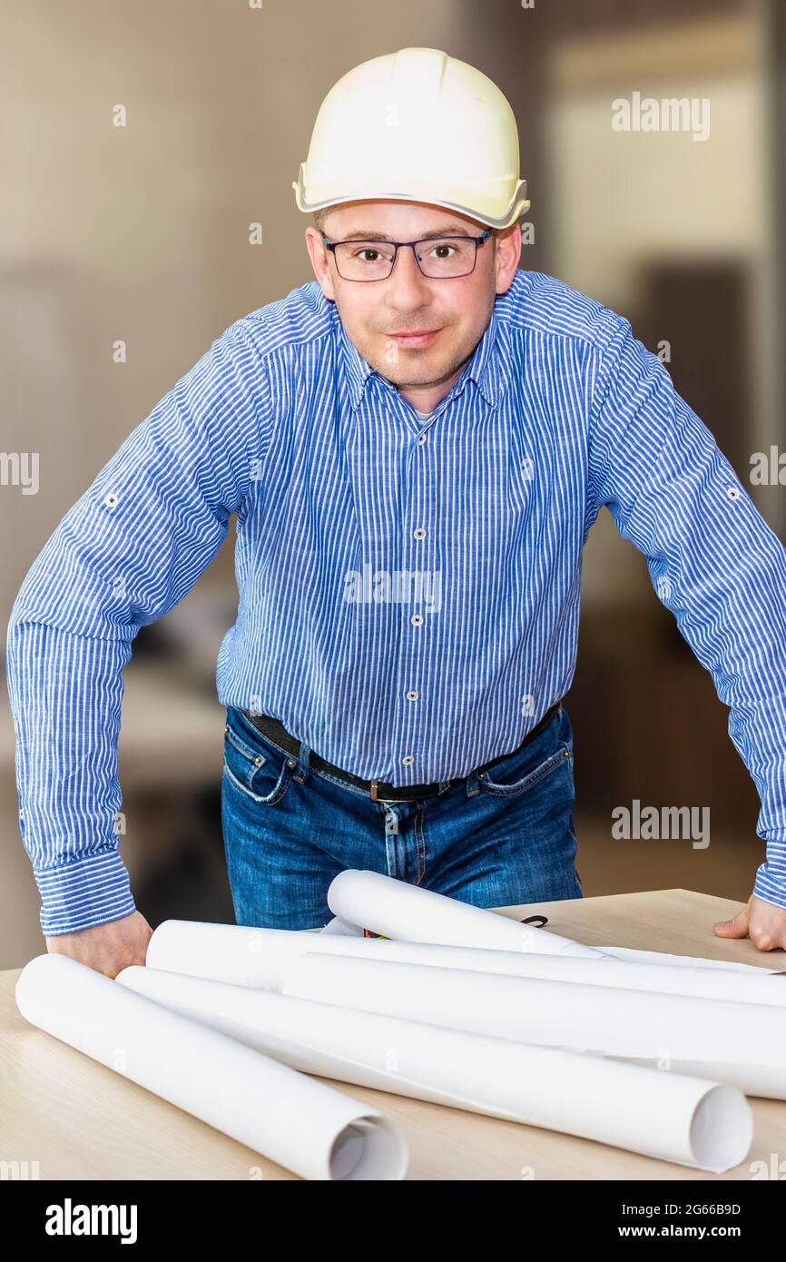 Man bent over work hi-res stock photography and images - Alamy