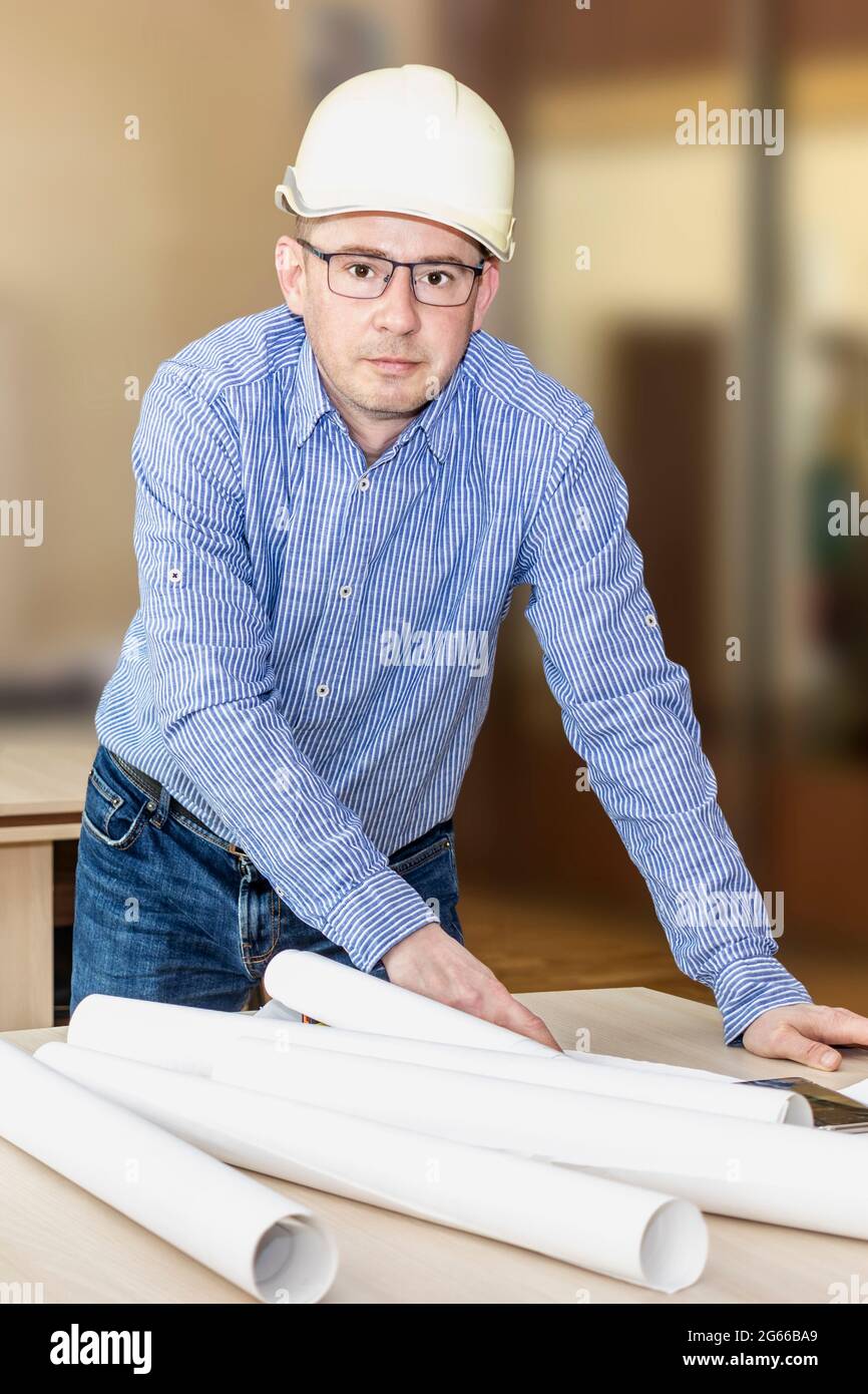 Man bent over work hi-res stock photography and images - Alamy