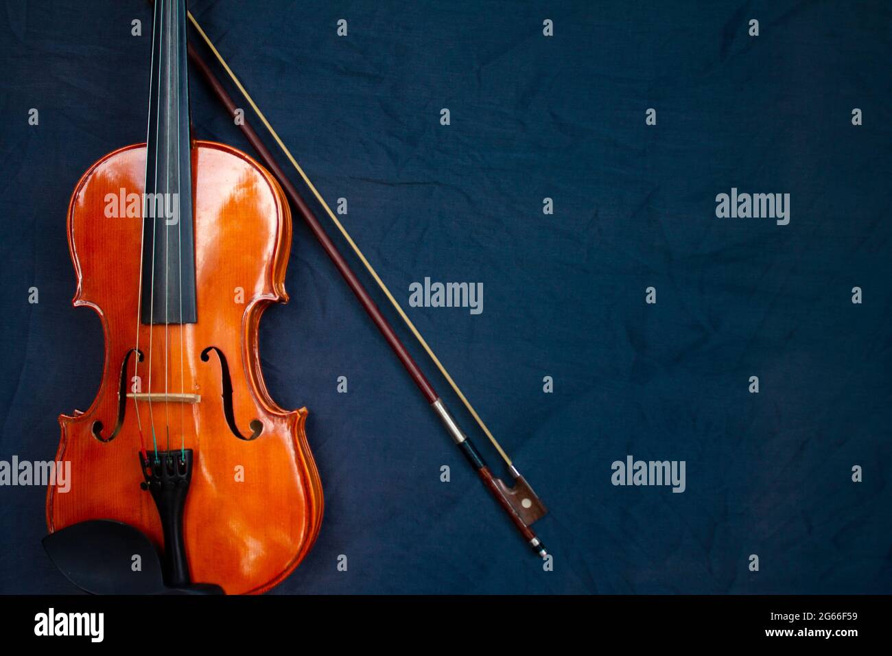 Violin image with closeups and detailed image Stock Photo - Alamy