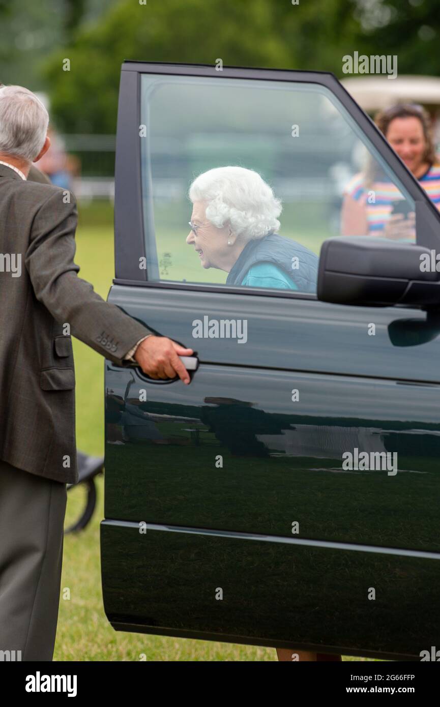 Queen elizabeth range rover hi-res stock photography and images - Alamy