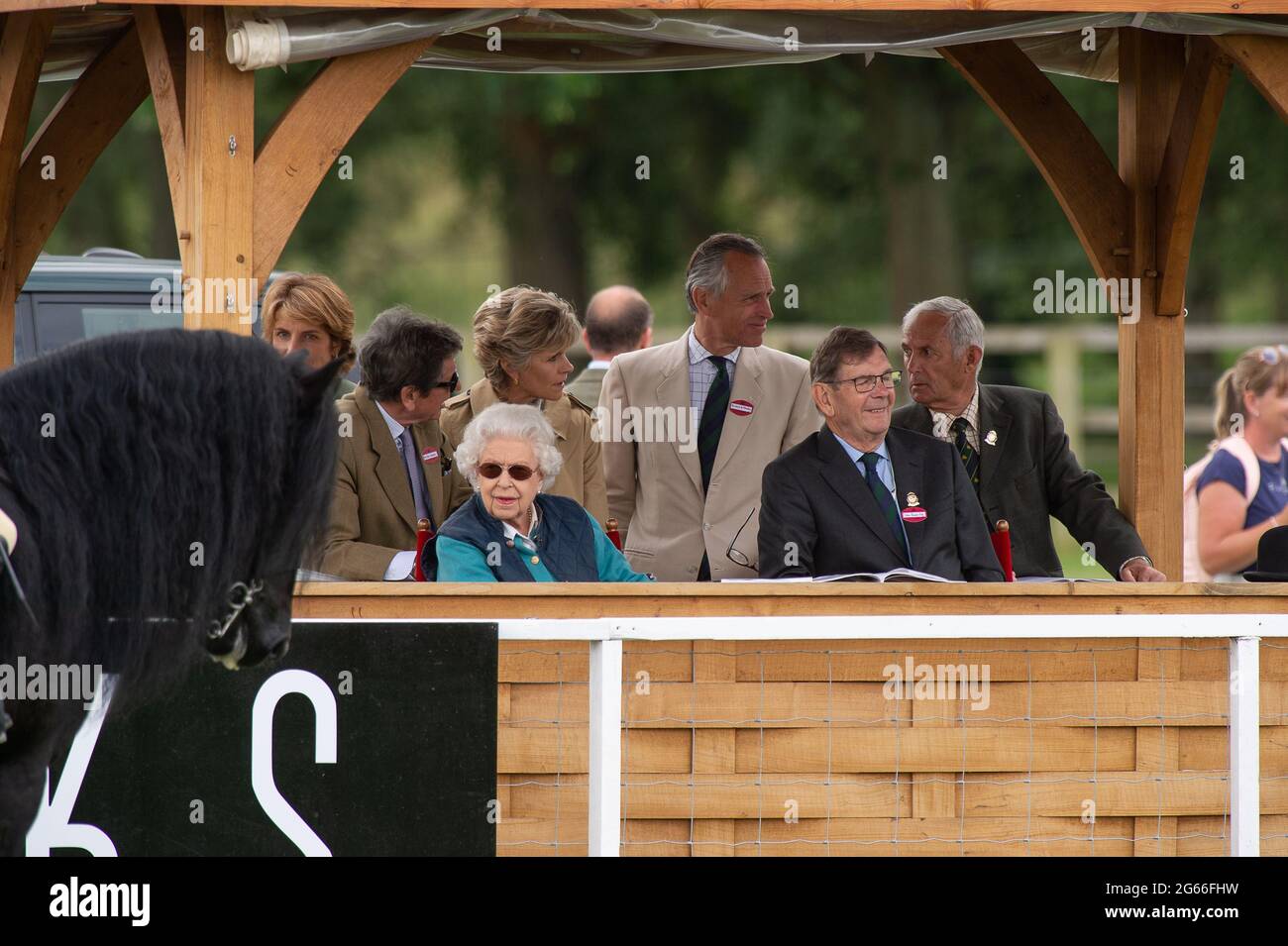 Queen driving range rover hi-res stock photography and images - Alamy
