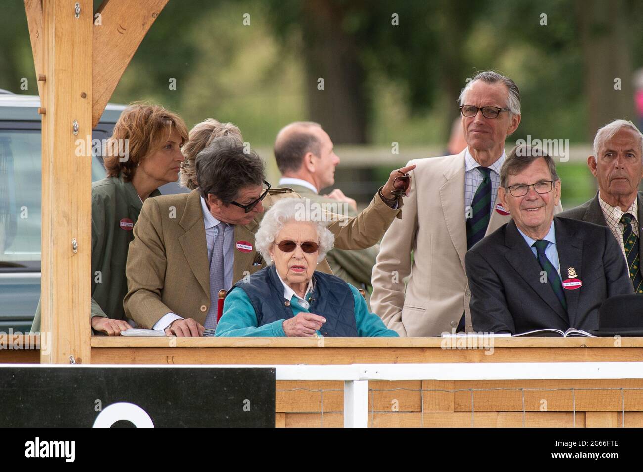 Queen driving range rover hi-res stock photography and images - Alamy