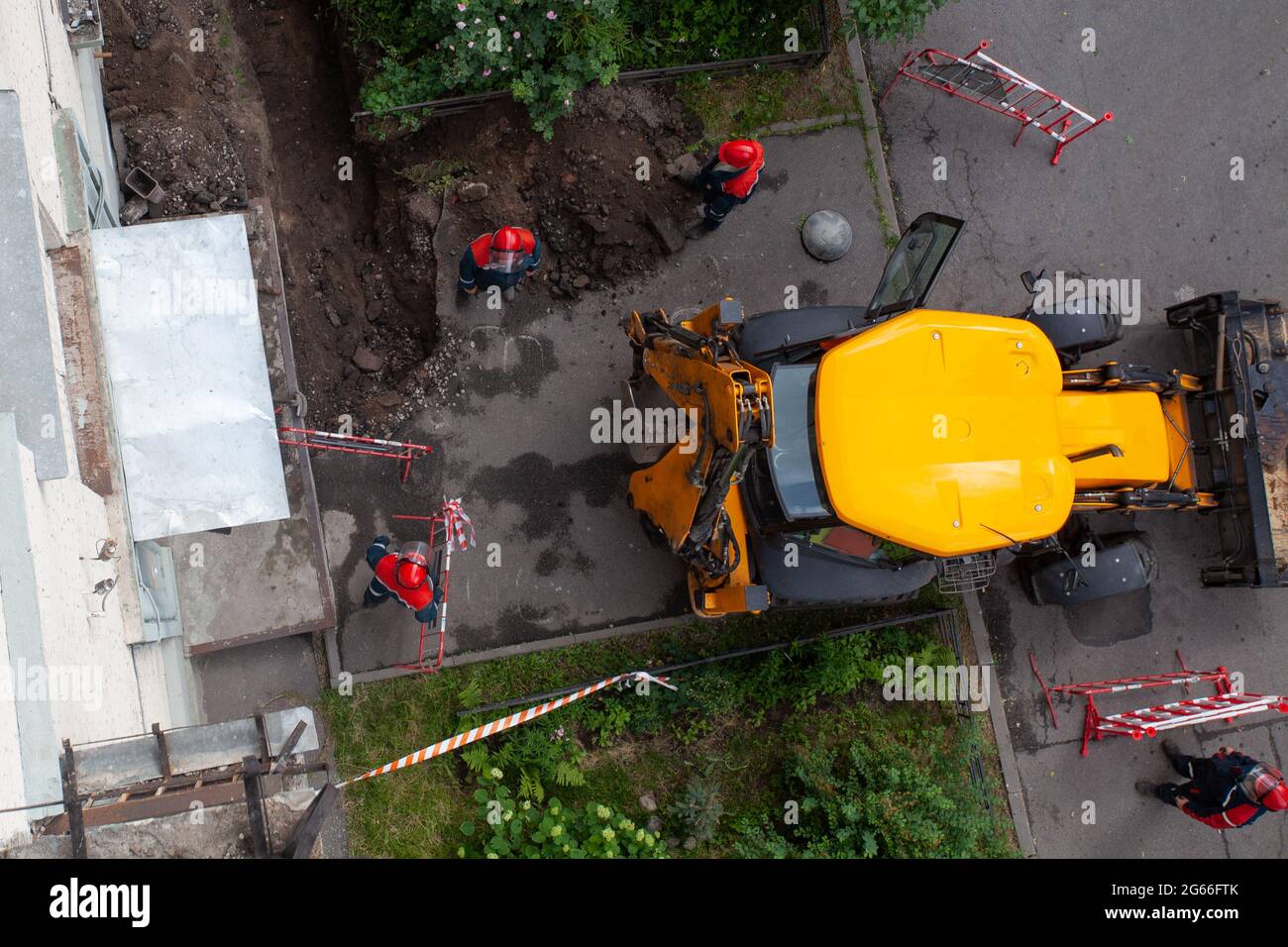 Workers digging and pulling the fiber optic cable Stock Photo - Alamy