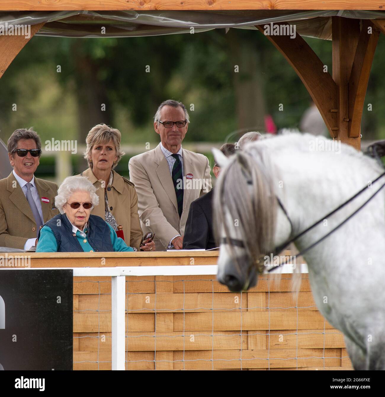 Queen driving range rover hi-res stock photography and images - Alamy