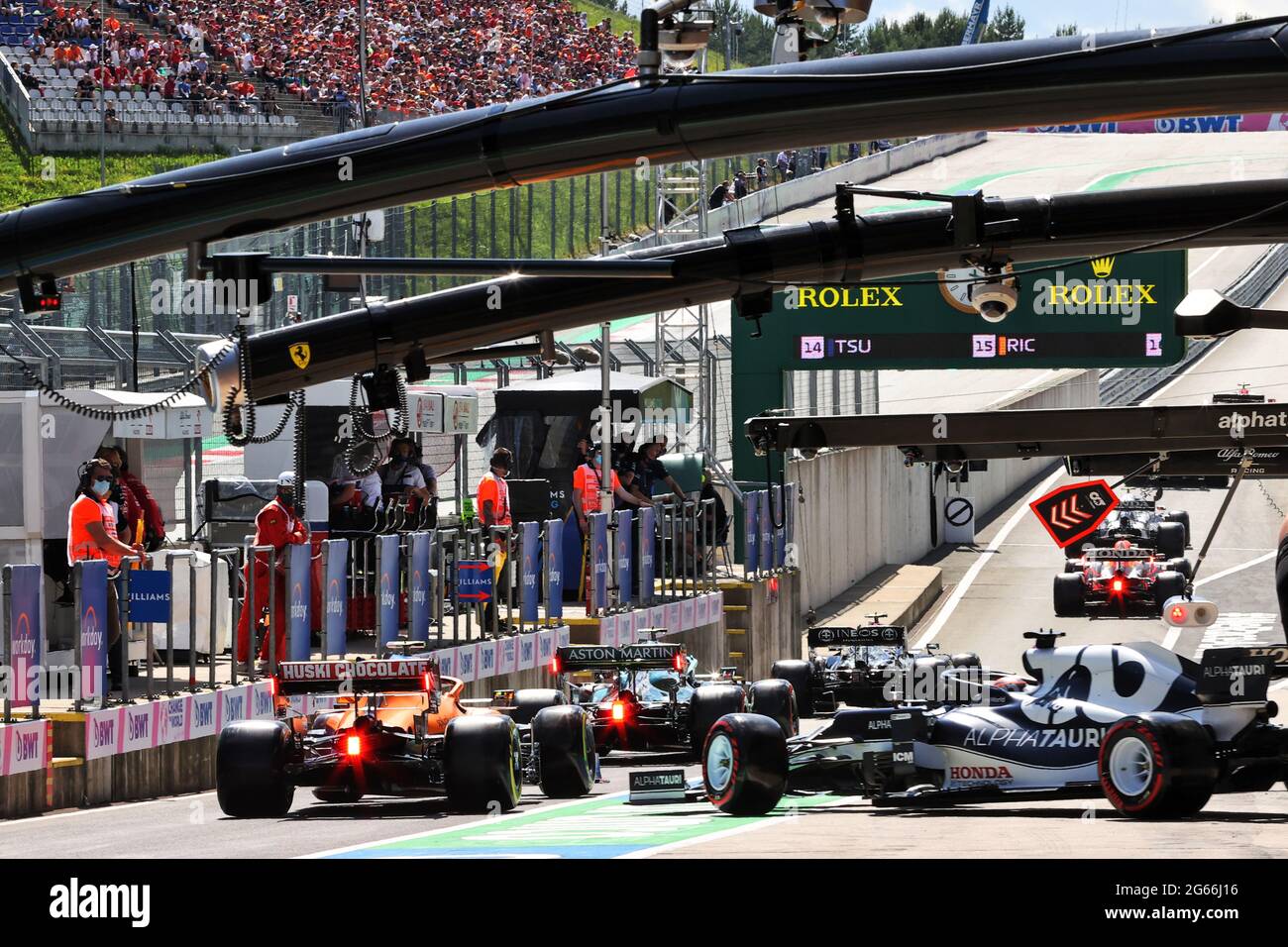 Alphatauri at02 leaves pits hi-res stock photography and images - Alamy