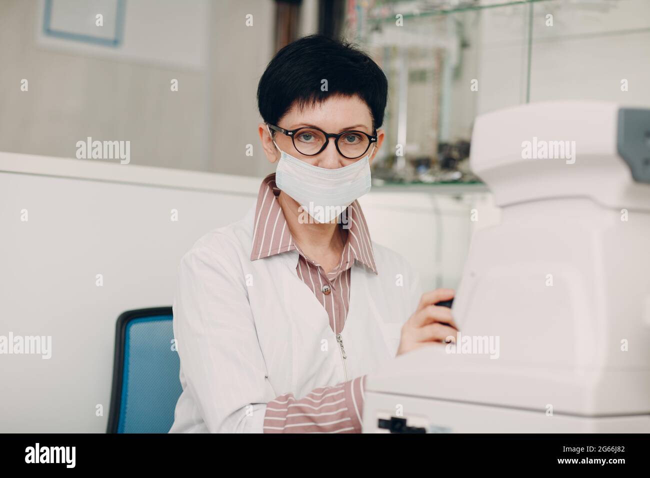 Professional doctor using eye testing electronic digital modern ...