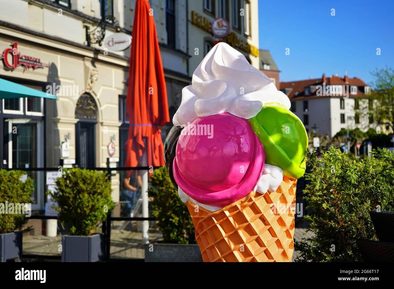 Big ice cream cone hi-res stock photography and images - Alamy