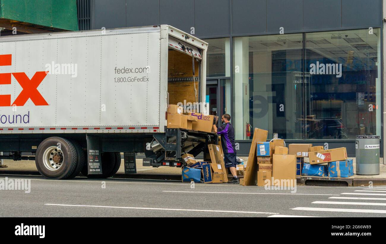 Fedex last mile delivery hi-res stock photography and images - Alamy