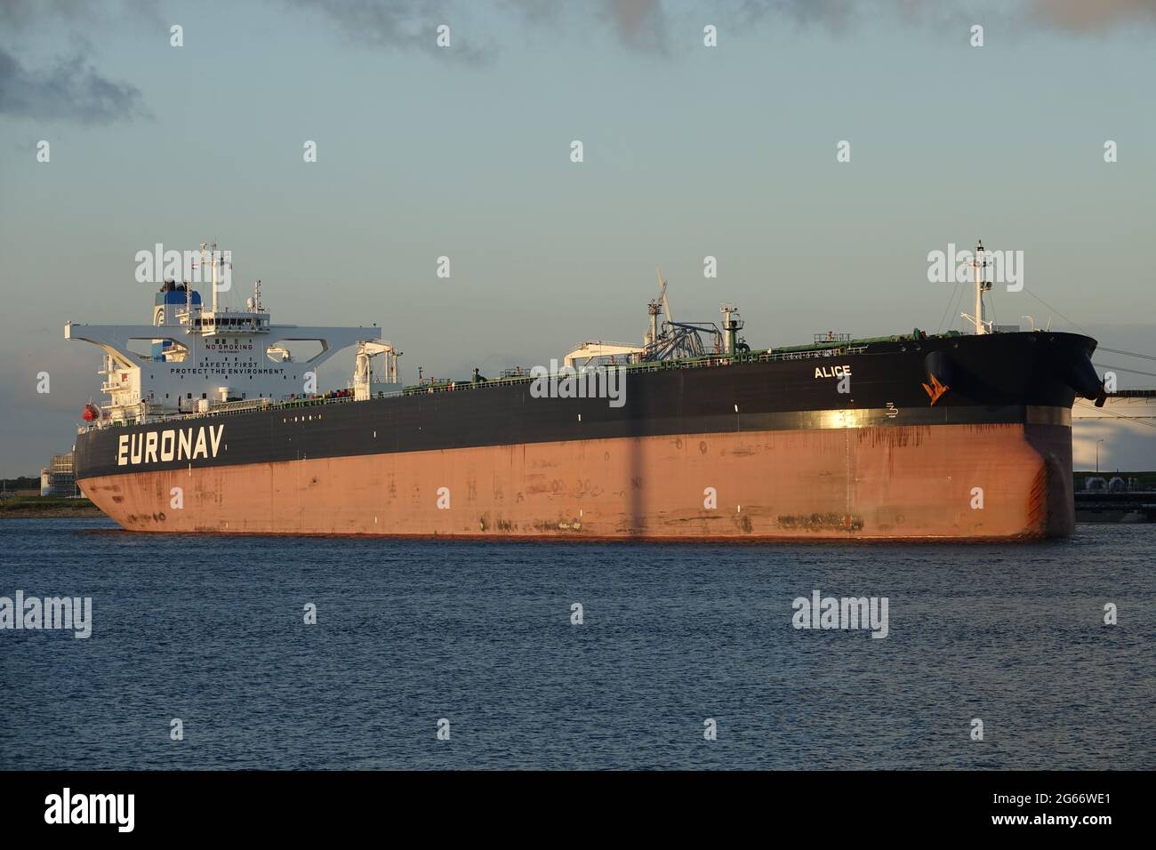 Ship discharging cargo hi-res stock photography and images - Alamy
