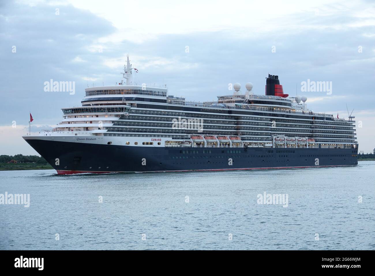 Cruise ship QUEEN ELIZABETH Stock Photo - Alamy