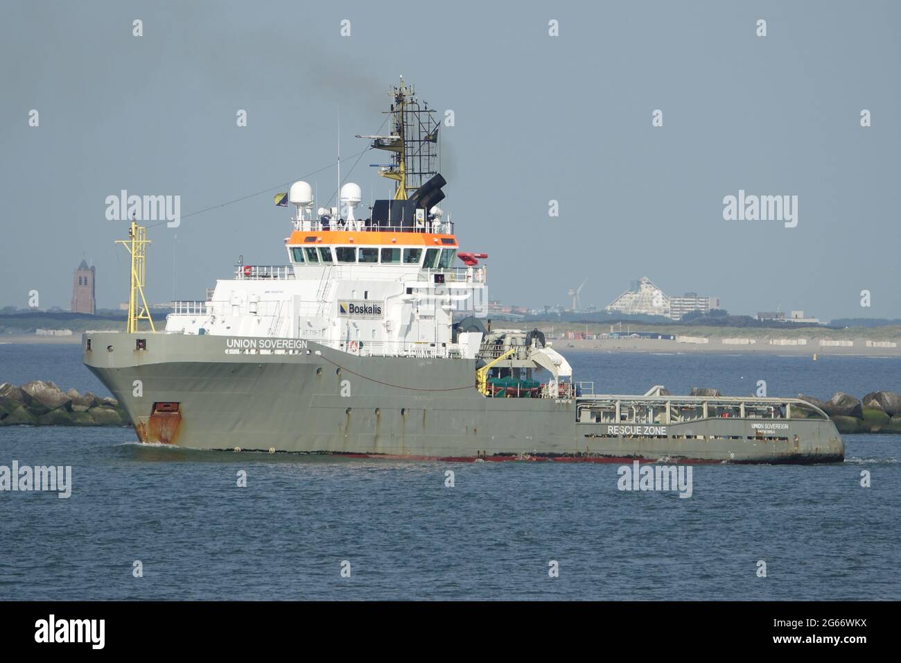 Tug assist UNION SOVEREIGN Stock Photo - Alamy