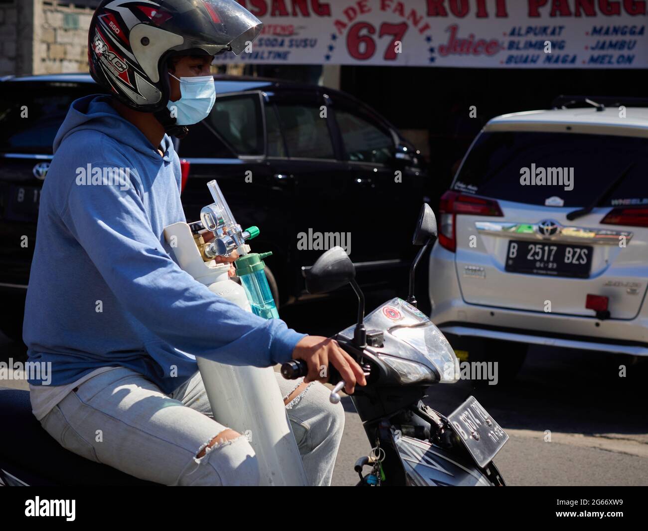 Refilled oxygen cylinders hi-res stock photography and images - Alamy