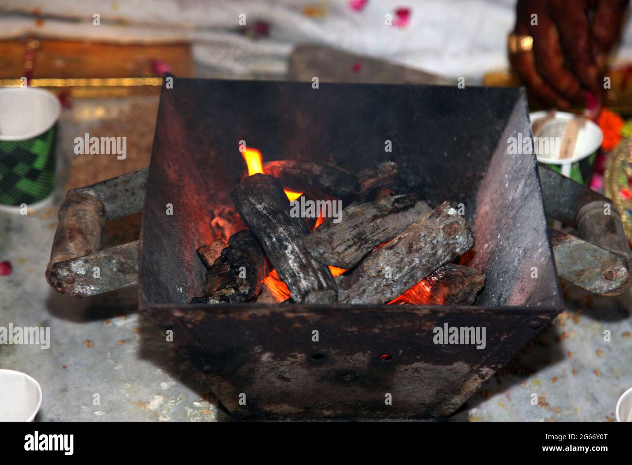 Havan kund hi-res stock photography and images - Alamy