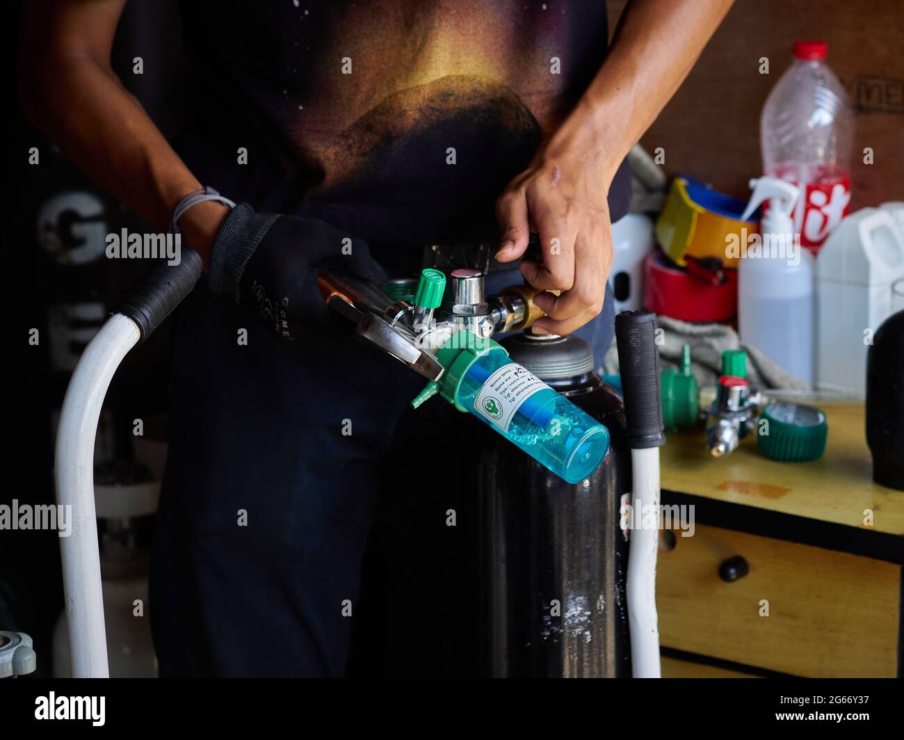 Home oxygen cylinders hi-res stock photography and images - Alamy