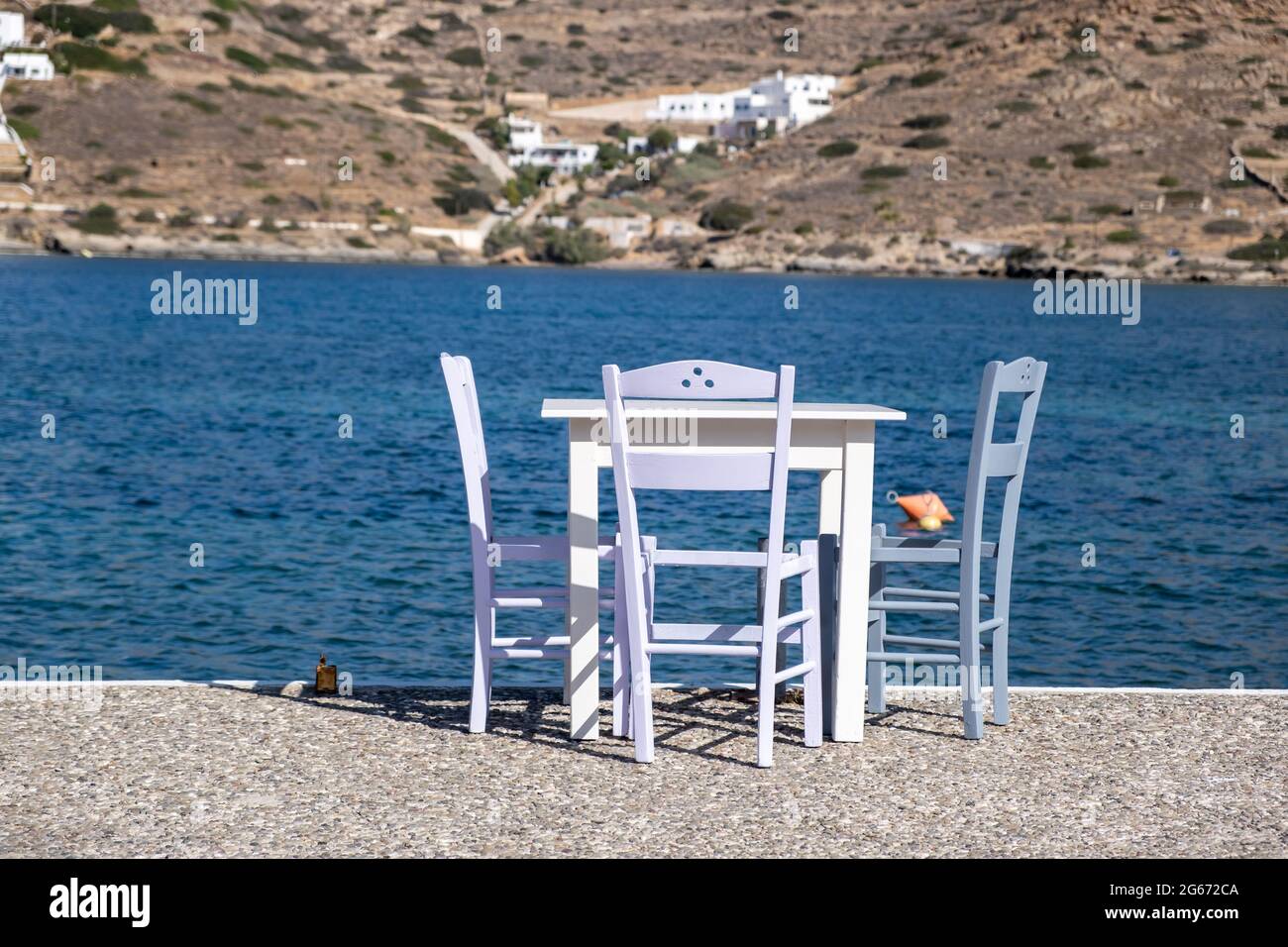 Greek island outdoor tavern. Typical seaside taverna table and chairs ...