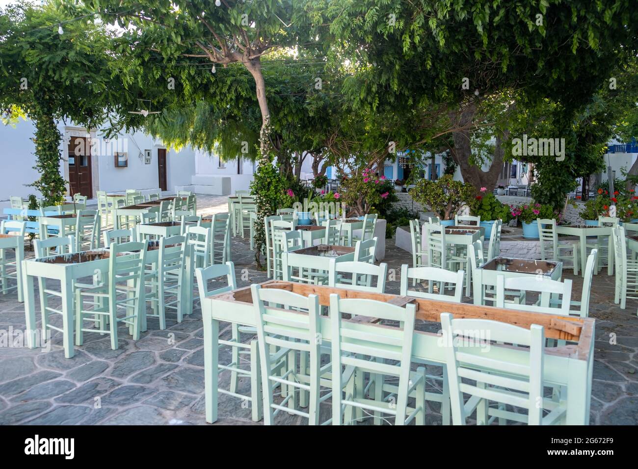 Table chairs greek taverna hi-res stock photography and images - Alamy